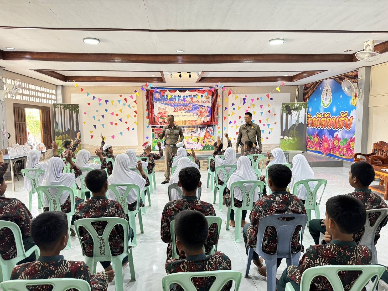 รวมเป็นประธานพิธีการเรียนจบหลักสูตร โครงการแดร์และ ร่วมมอบประกาศนียบัตร ...